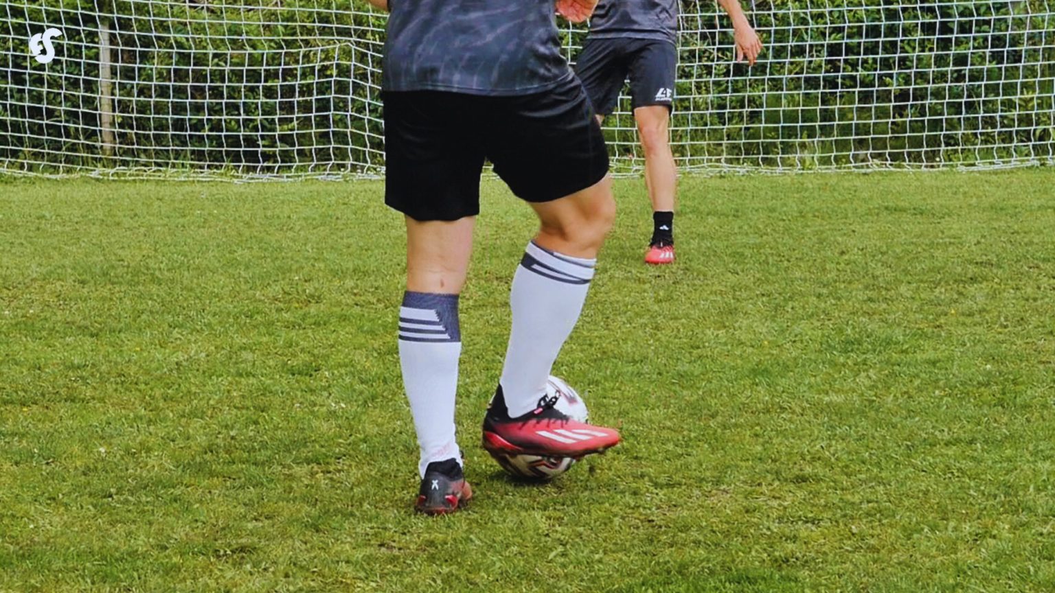 Cómo dar un pase corto perfecto en fútbol