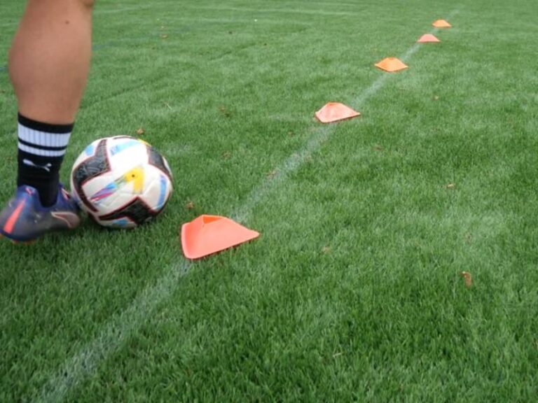 Cómo Conducir el Balón en Fútbol: 3 Formas y Ejercicios para Mejorarlo