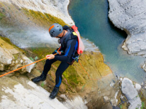 Cómo montar un rápel en 5 pasos: ¡lánzate a la aventura!
